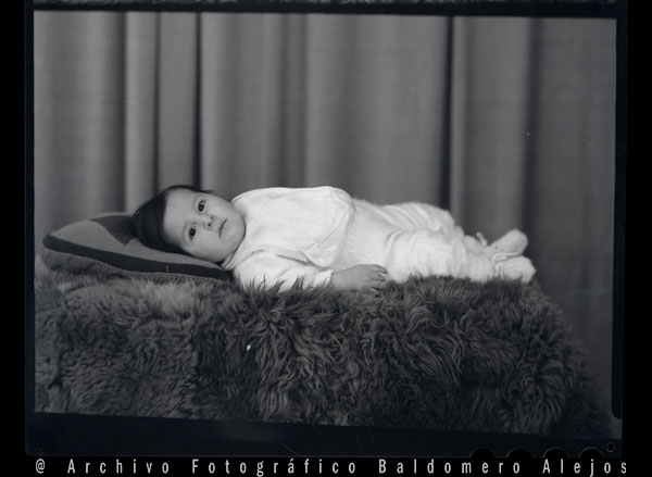 Bebé recostado. · Catálogo Archivo Fotográfico Baldomero Alejos