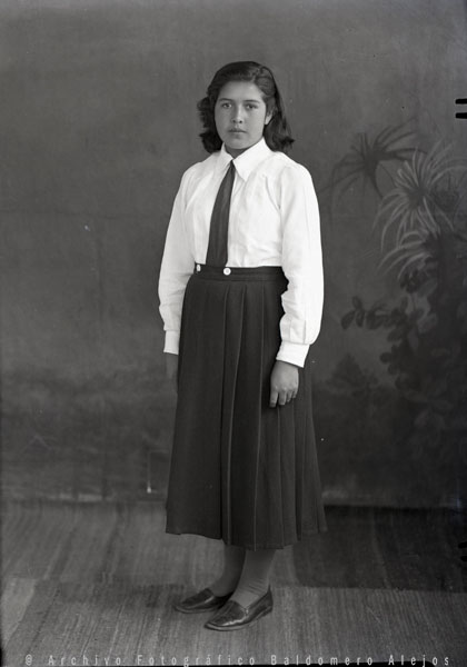 Señorita alumna uniformada. · Catálogo Archivo Fotográfico Baldomero Alejos