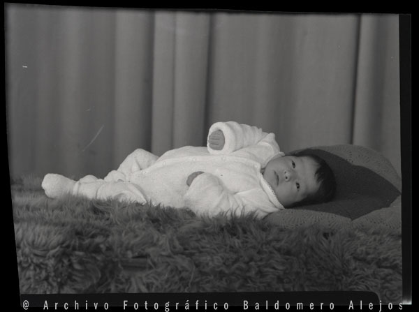 Bebé recostado. · Catálogo Archivo Fotográfico Baldomero Alejos
