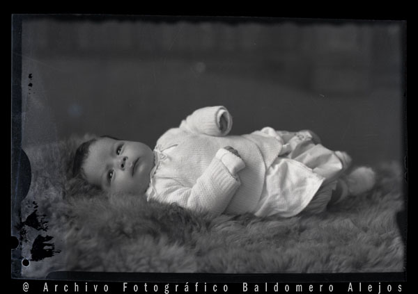 Bebé recostado. · Catálogo Archivo Fotográfico Baldomero Alejos